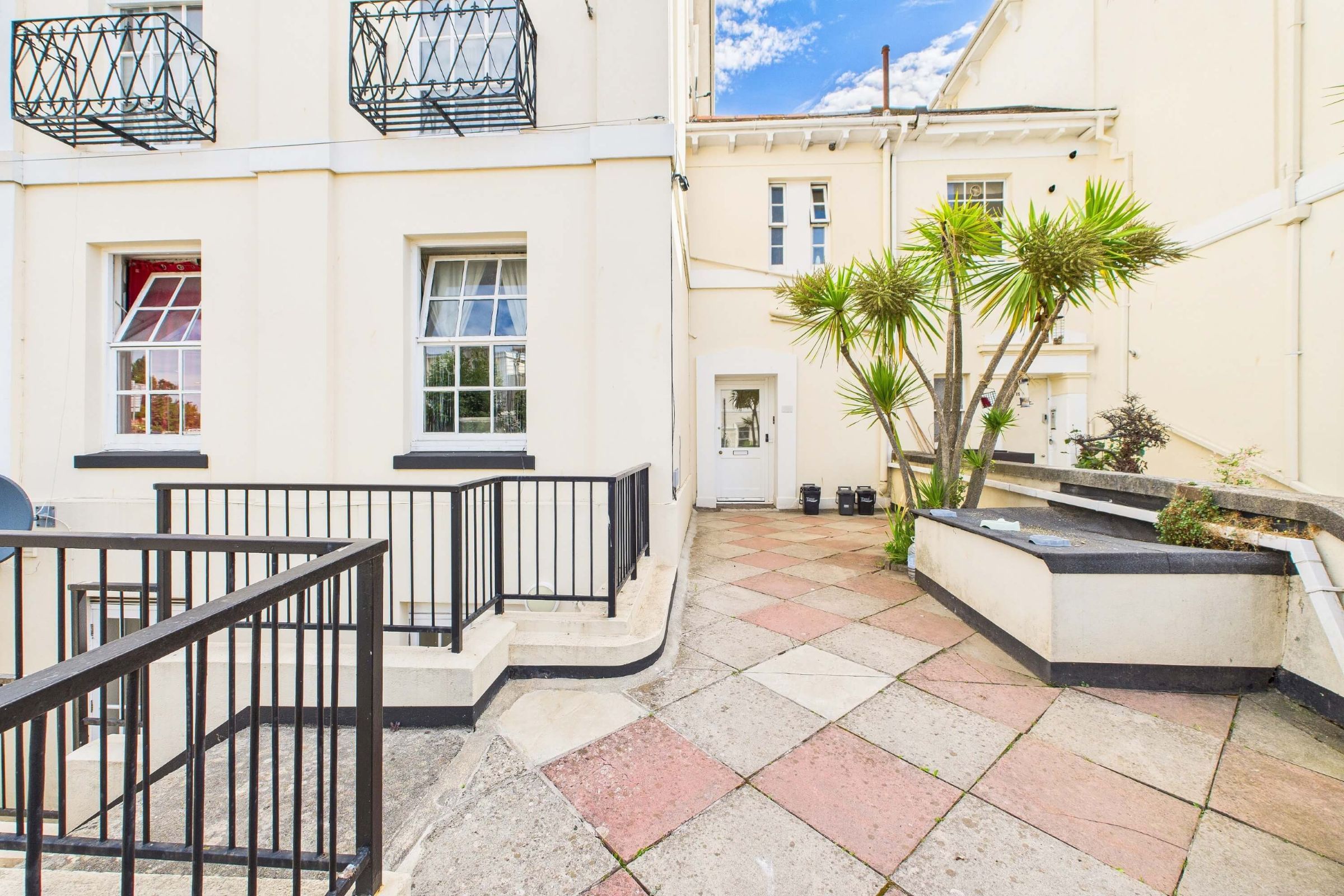 1 Bedroom Studio Flat to Rent: Abbey Road, Torquay, TQ2 5NP | Daniel ...